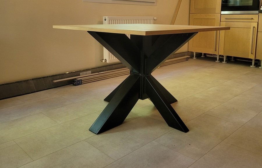 Création d'une table sur-mesure en acier et plateau chêne